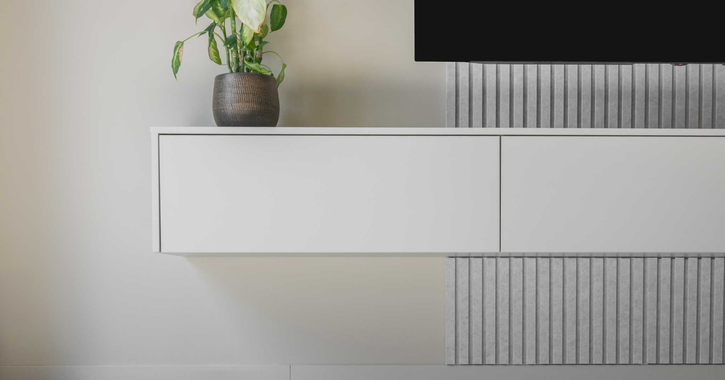 Woonkamer met akoestische panelen van GewoonGers in licht beige vilt