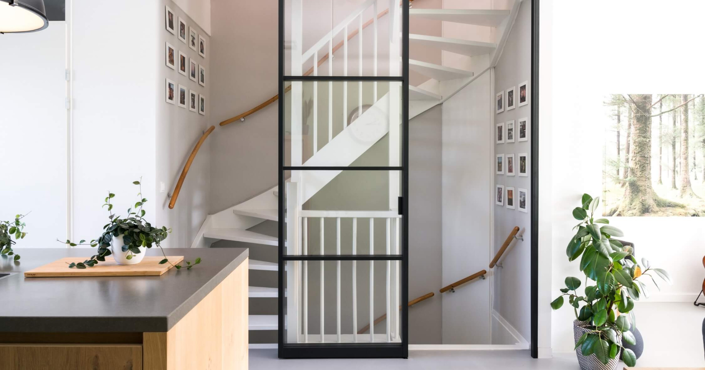 Schuifdeuren met wand bij trap - GewoonGers